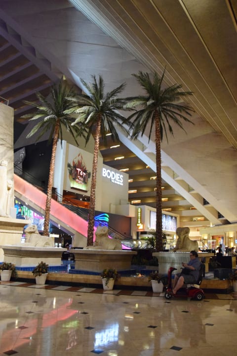 "Lobby" Hotel Luxor (Las Vegas) • HolidayCheck (Nevada | USA)