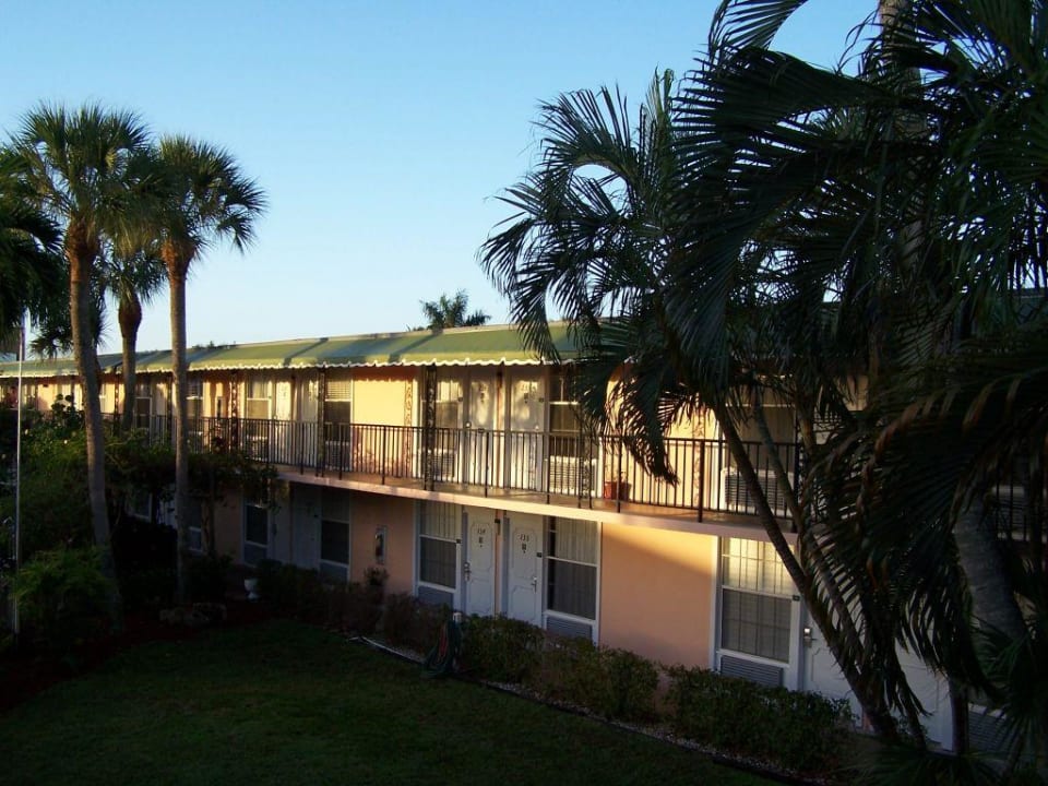 "Blick zum Garten und Pool" Hotel Gulfcoast Inn Naples (Naples ...