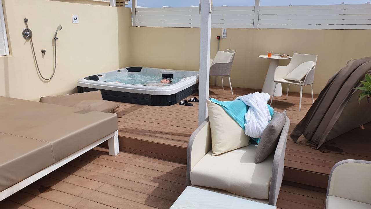 "Jacuzzi auf der Dachterra..." VIVA Blue & Spa (Platja de Muro / Playa ...