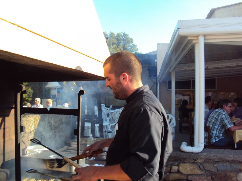 "Chefkoch Jarno beim Grill..." Hotel Maristella (Algajola ...