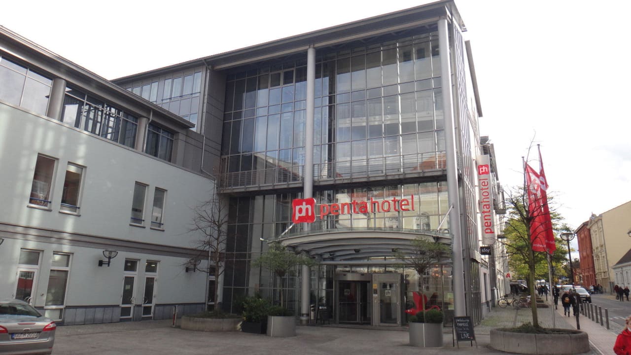 "Moderner Eingangsbereich" pentahotel Rostock (Rostock) • HolidayCheck ...
