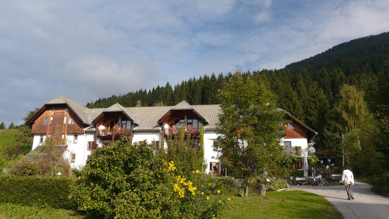 "Hotel vom Parkplatz aus" Naturhotel Landhof Irschen (Irschen ...