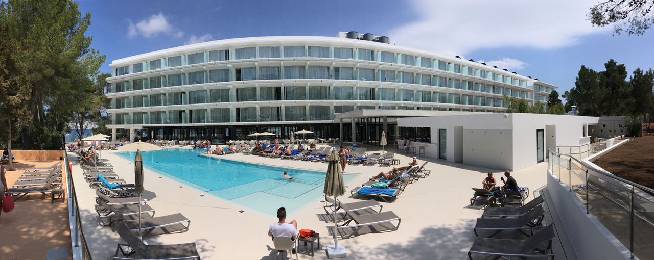 "Pool direkt vor dem Hotel..." Els Pins Resort & Spa (Sant Antoni de ...