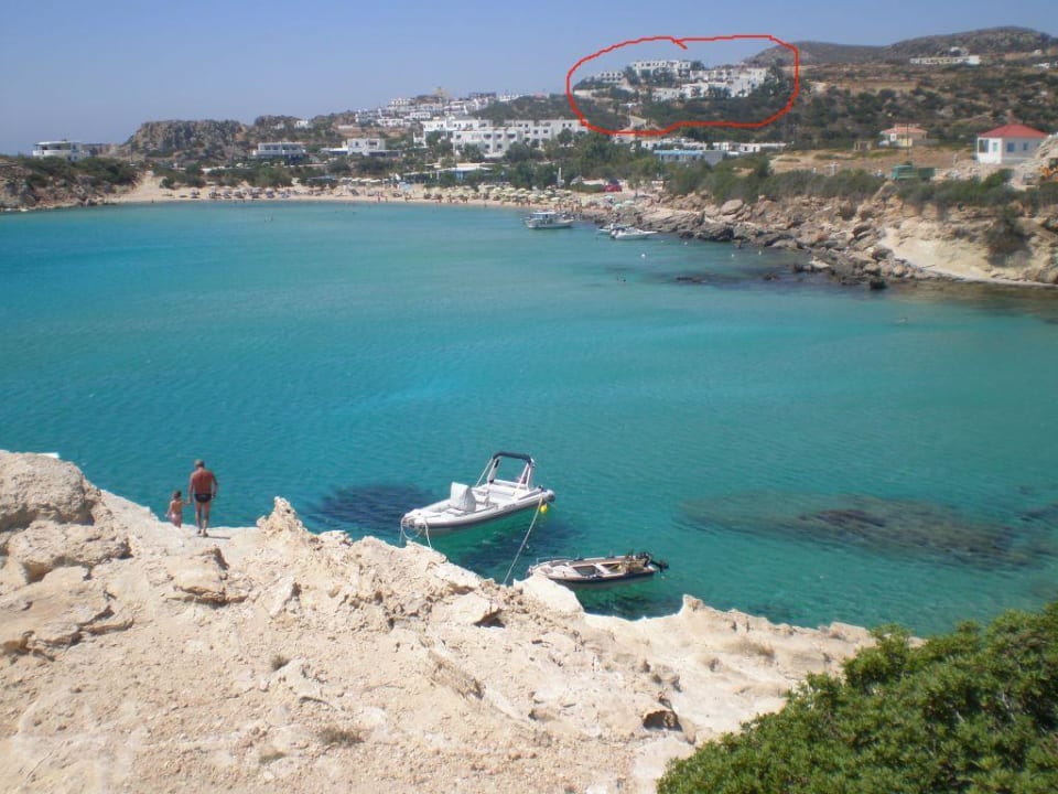 "im Hintergrund Hotel Amop..." Amoopi Bay (Amoopi) • HolidayCheck ...
