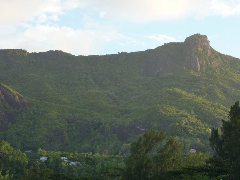 "Blick von der Rückseite d..." Hotel Augerine (Beau Vallon ...