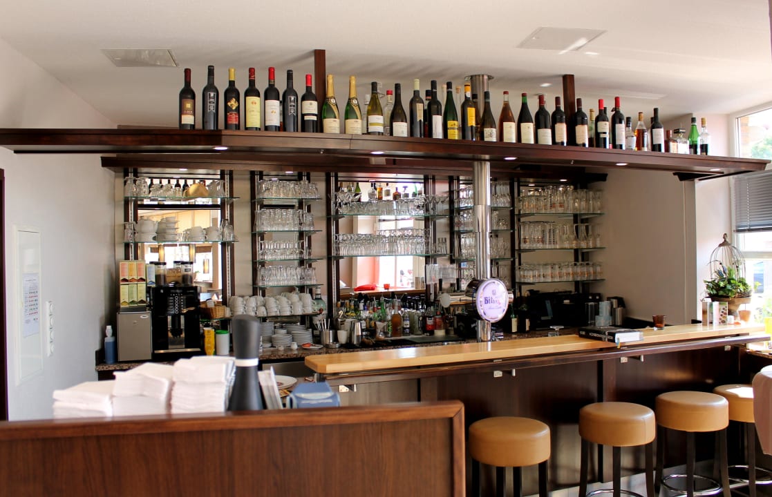 "Theke im Restaurant" Pension Am Hafen (Norden) • HolidayCheck ...