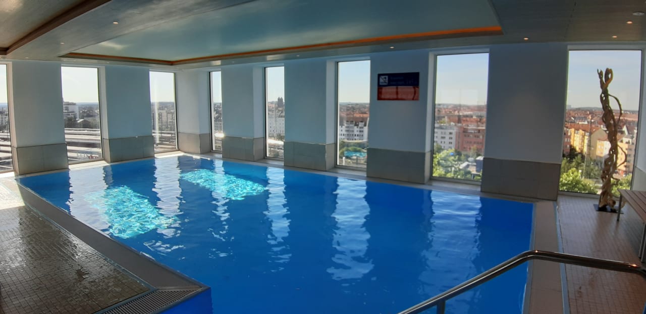"Pool mit tollem Blick auf..." Sheraton Carlton Hotel Nürnberg ...