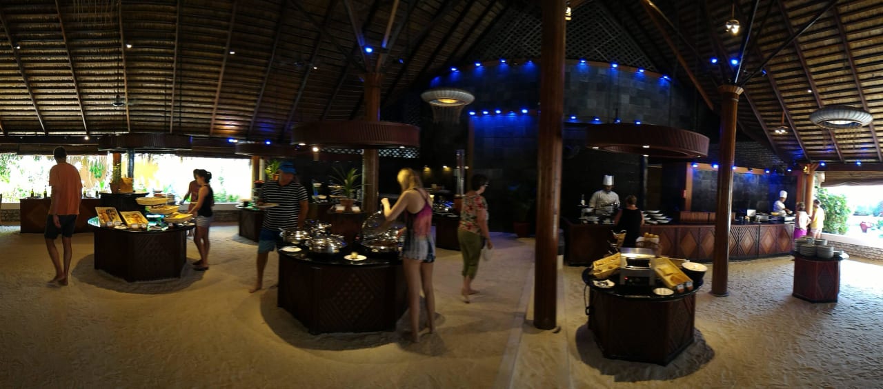 "Bonthi Buffet Restaurant" Kuredu Island Resort & Spa (Hinnavaru ...