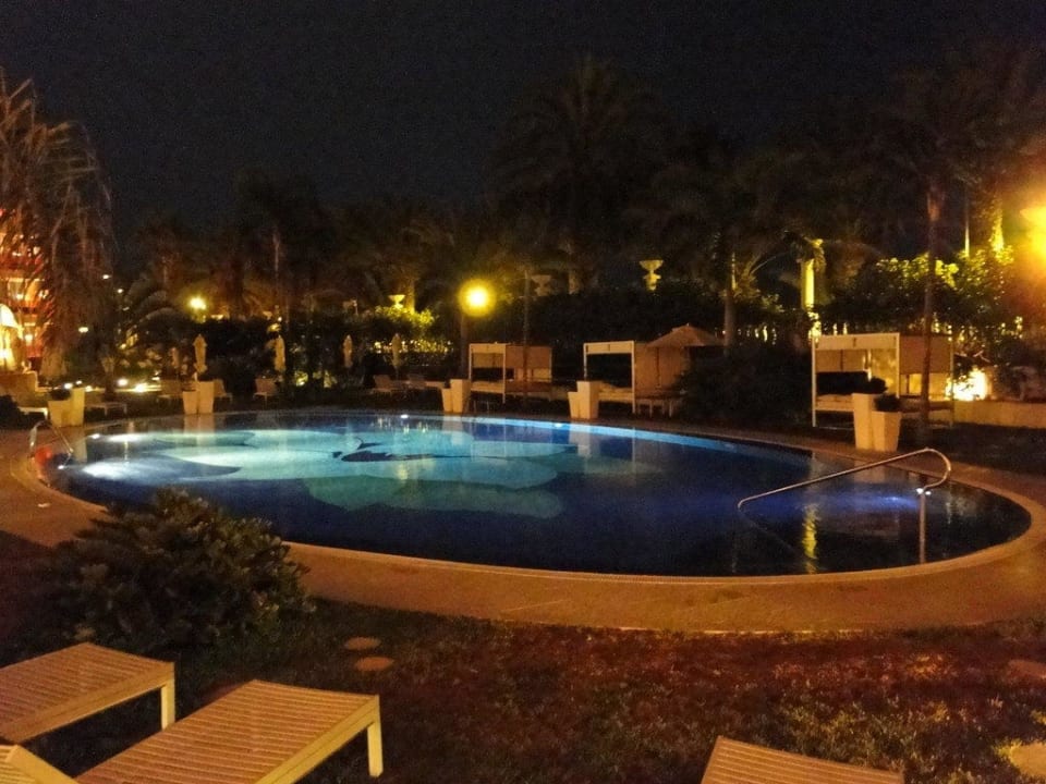 "Auch der Pool ist nachts ..." Hotel Sir Anthony (Playa de las Americas ...