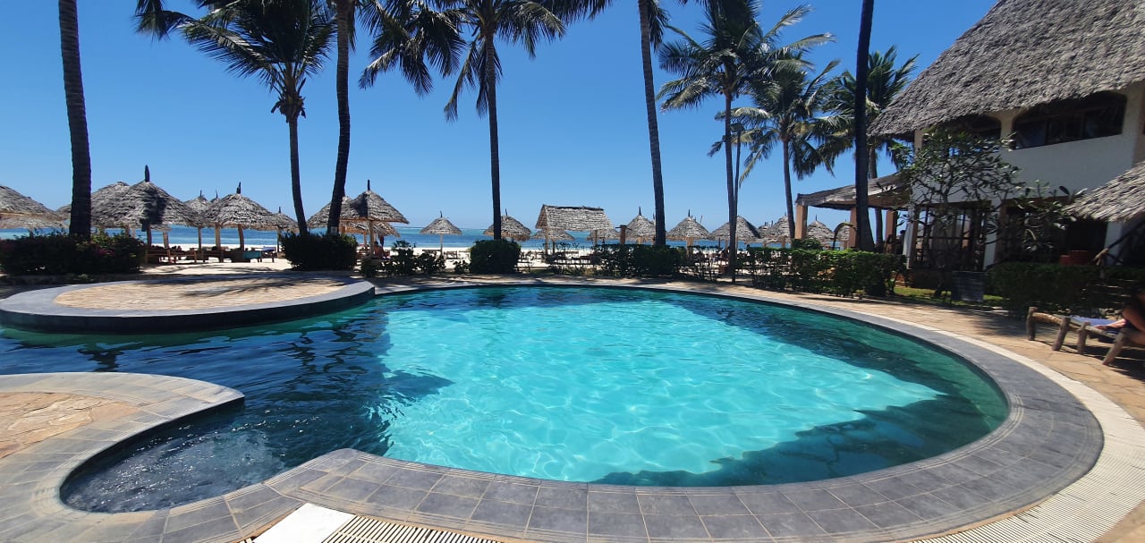 "Pool" AHG Waridi Beach Resort & Spa (Pwani Mchangani) • HolidayCheck ...
