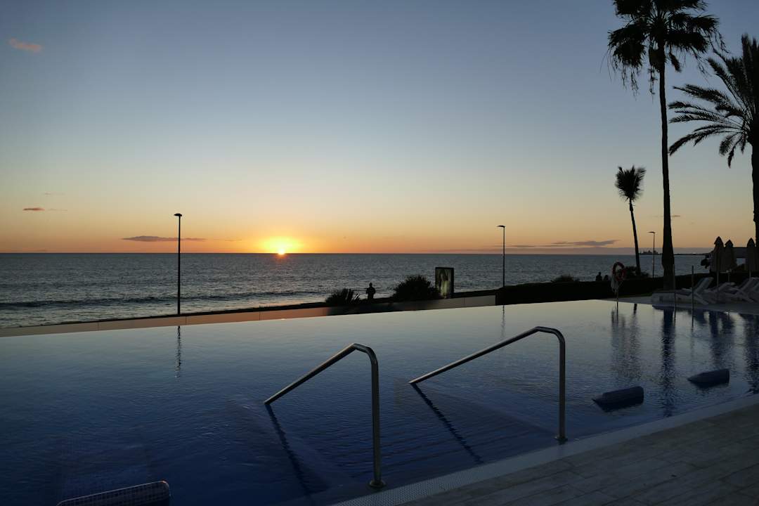 "Pool direkt an der Promen..." Hotel Riu Palace Meloneras (Meloneras ...