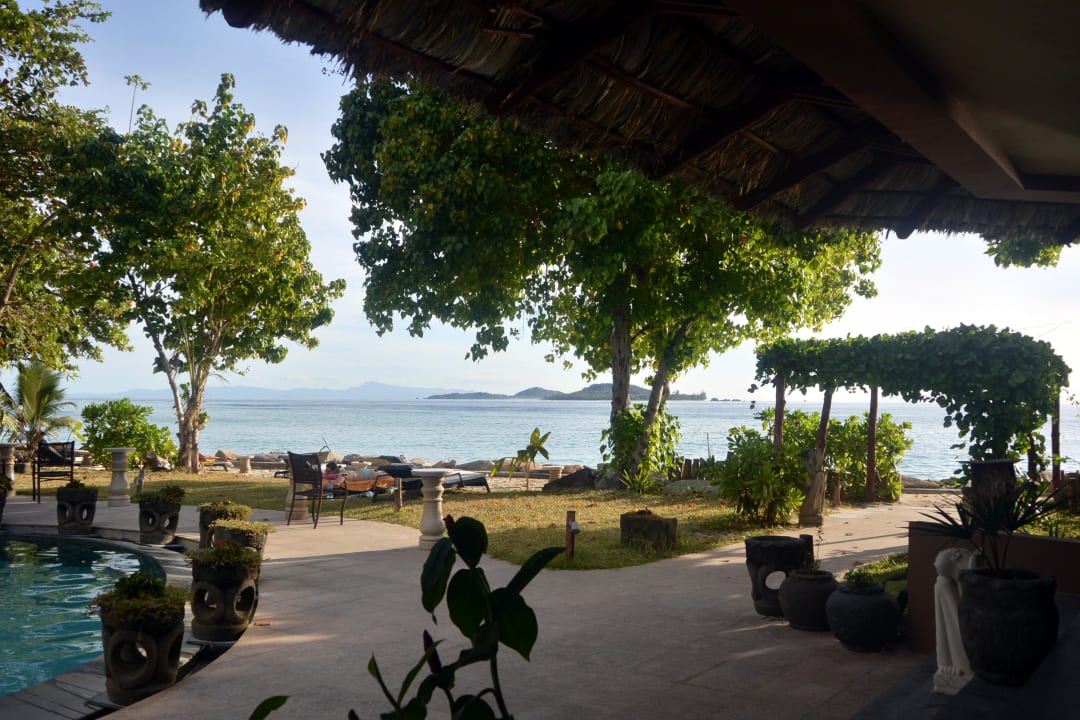 "Blick von der Bar zum Poo..." Castello Beach Hotel (Anse Kerlan ...