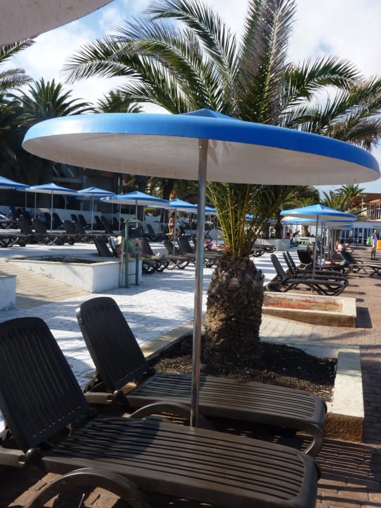 "Die Liegen mit Schirm. Ko..." Alborada Ocean Club (Costa del Silencio ...