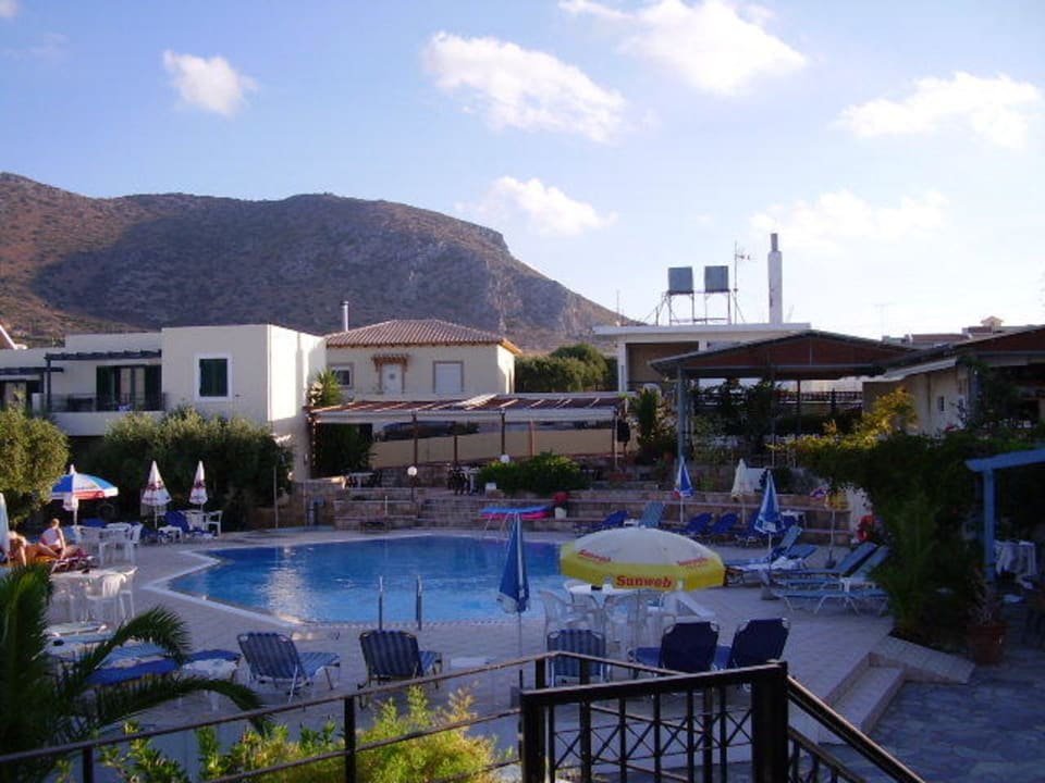 "Pool mit Poolbar und Rest..." Hotel Palatia Village (Chersónisos ...