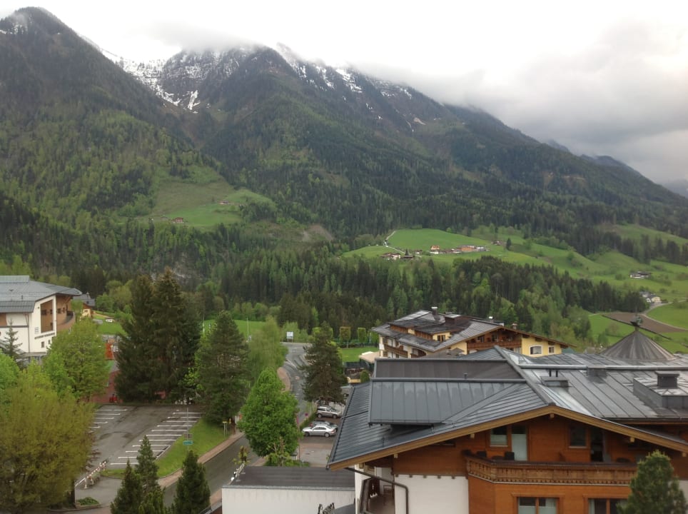 "Blick vom Zimmer, leider ..." Aktivhotel Alpendorf (St. Johann im ...