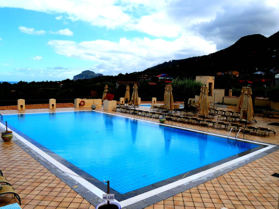 "Blick über den Pool vom H..." Hapimag Resort Cefalù (Mazzaforno ...