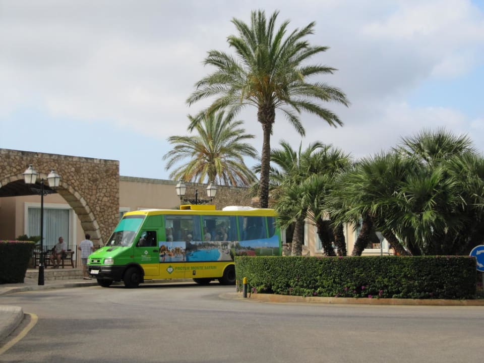 "Vor dem Hotel mit Shuttle..." Holiday Village Majorca (Cala Millor ...