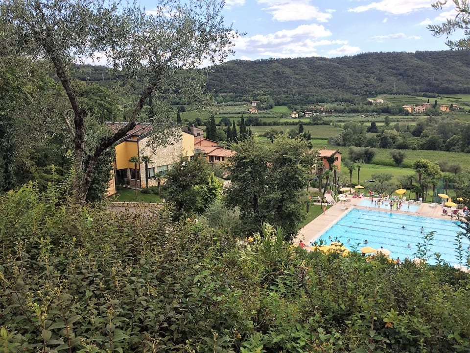 "Blick zum Pool und Haupth..." Poiano Resort - Hotel (Garda ...