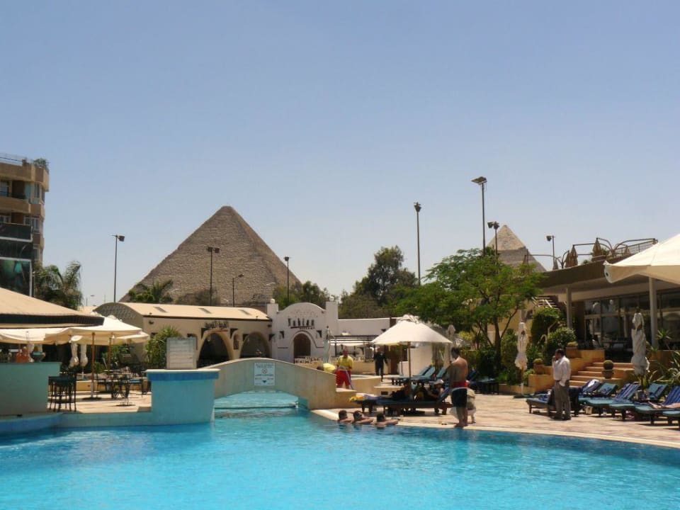 "Blick vom Pool auf dei Py..." Le Meridien Pyramids (Giza / Giseh ...