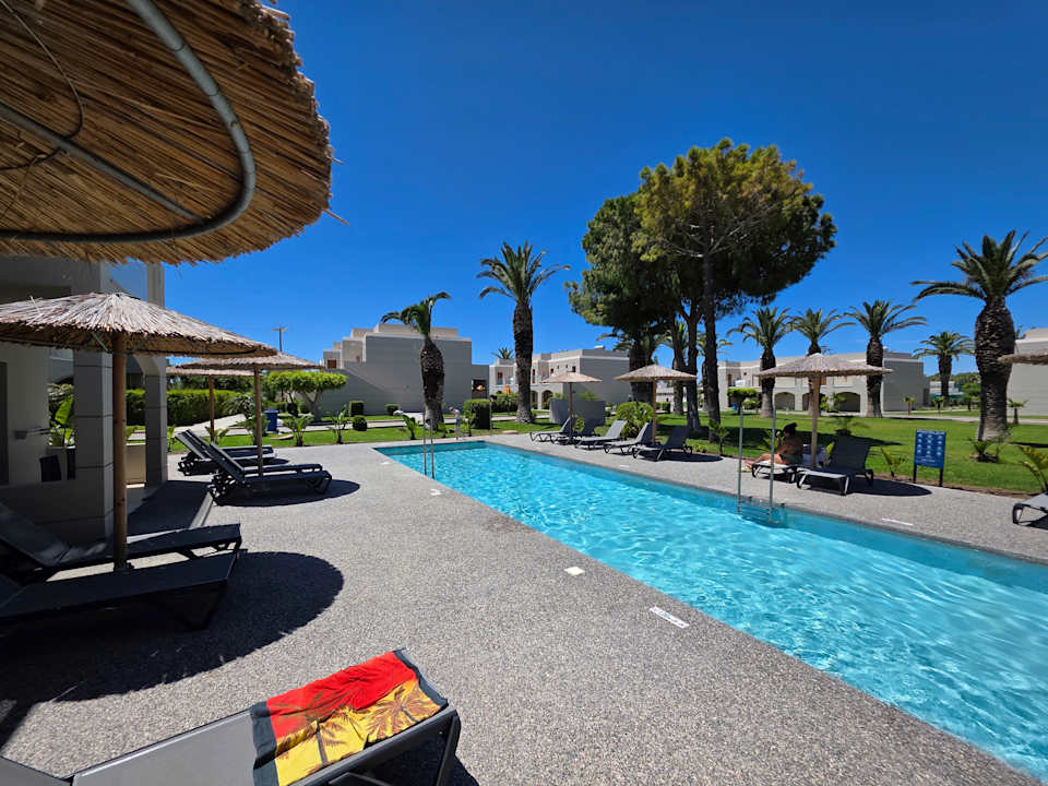 "Sharing Pool direkt vor d..." alltoura Club Hotel Akti Coast (Marmari ...
