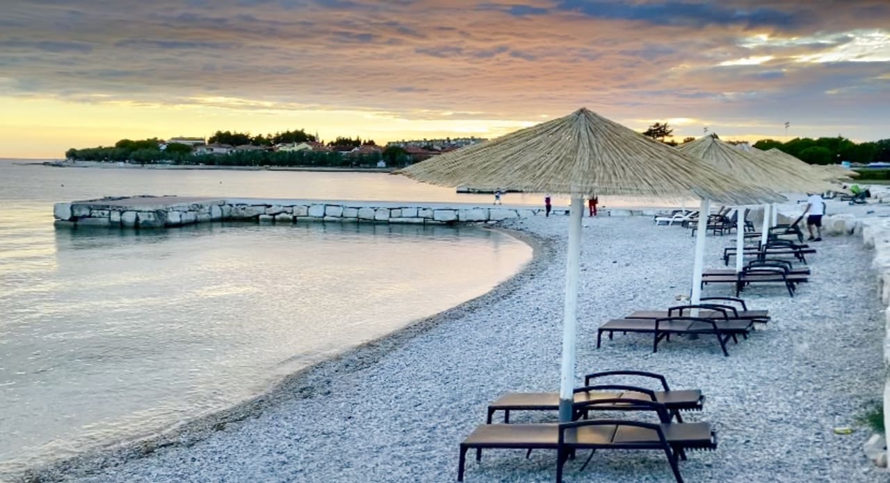 "Hotelstrand" Aminess Maestral Hotel (Novigrad) • HolidayCheck (Istrien ...