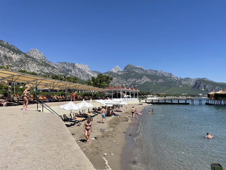 "Strand geteilt durch eine..." Crystal Flora Beach Resort (Beldibi ...