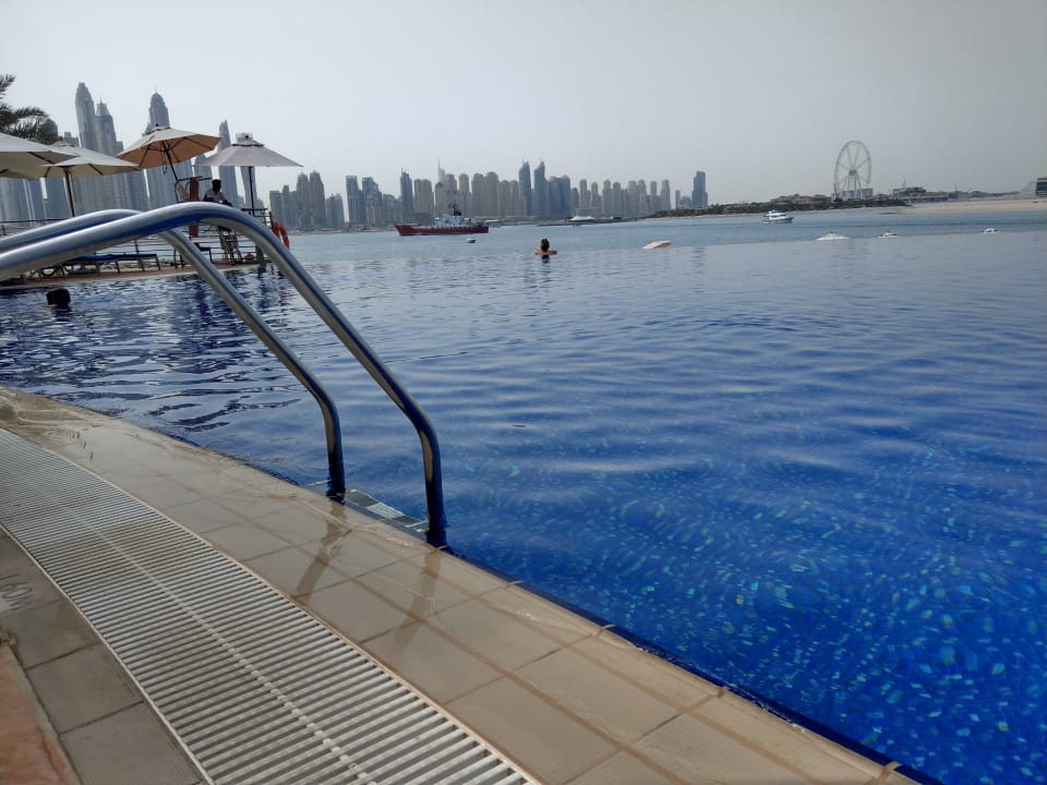 "Pool ist sensationell......." Dukes The Palm Dubai Hotel (Dubai ...