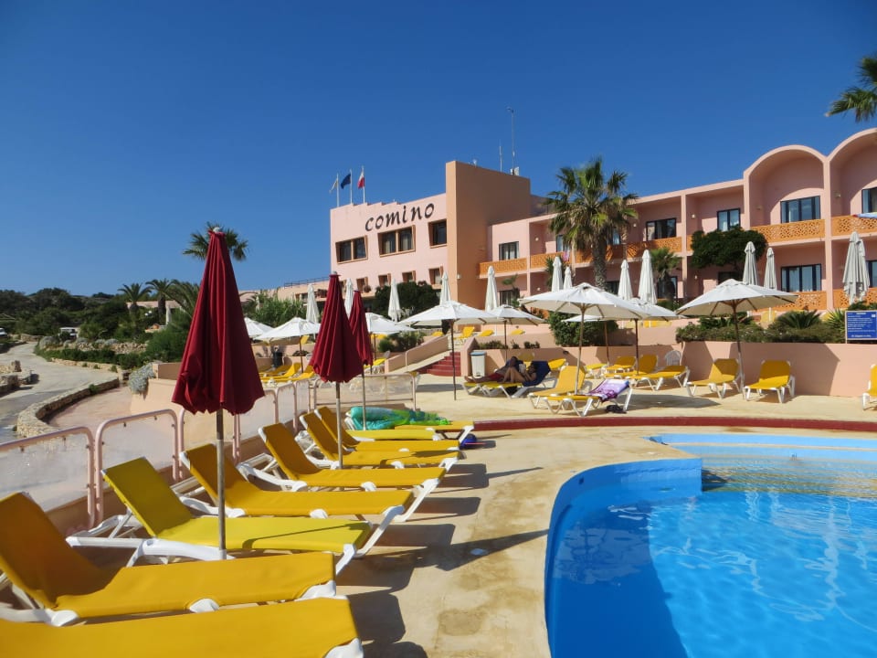 "Die Meerwasser Poolanlage..." Comino Hotel & Bungalows (Insel Comino ...