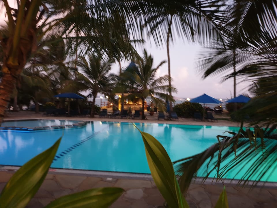 "Pool" Bahari Beach Hotel (Mombasa) • HolidayCheck (Provinz Coast | Kenia)