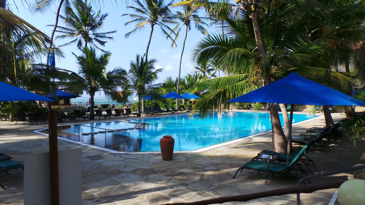 "der Pool am frühen Morgen" Bahari Beach Hotel (Mombasa) • HolidayCheck ...