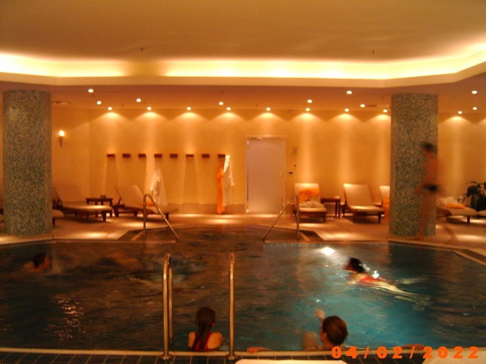"Poolbereich im Hilton" Hilton Berlin (Berlin-Mitte) • HolidayCheck ...