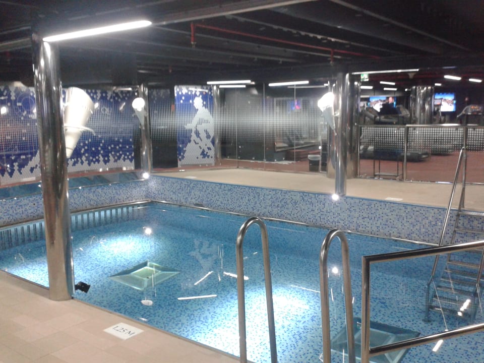 "Pool" Queen Elizabeth 2 Hotel (Dubai) • HolidayCheck (Dubai ...