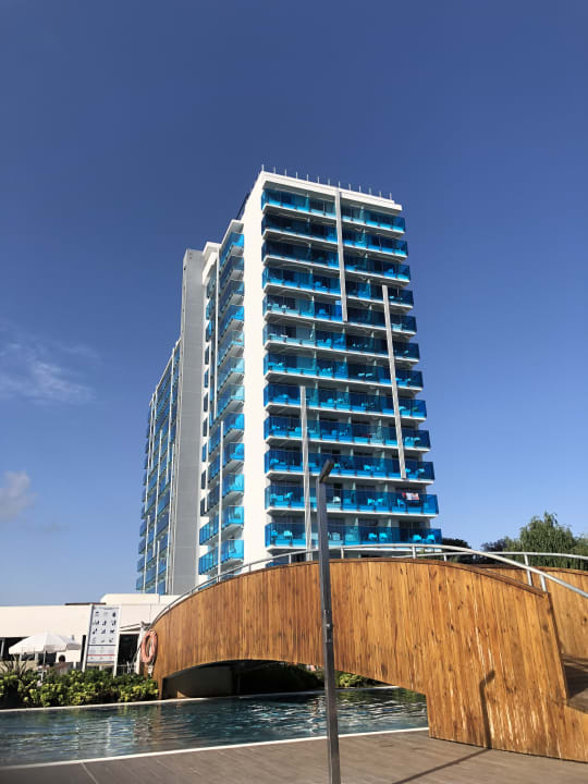 "Hotel vom Pool aus fotogr..." BG Tonga Tower Design Hotel & Suites ...