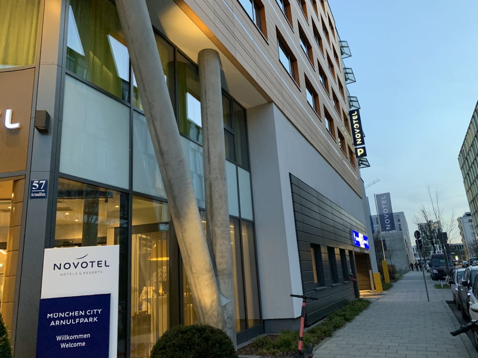 "Links Eingang rechts Zufa..." Novotel München City Arnulfpark (München ...