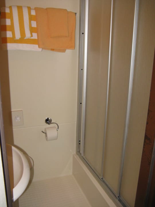 "Kleine Badekabine mit Dus..." Hotel Villa Dürkopp (Bad Salzuflen ...