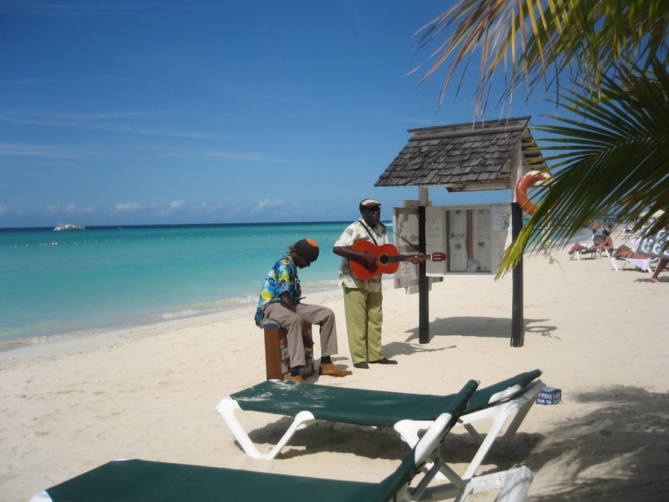 "Strand mit den Jamaikanis..." Charela Inn Hotel (Negril ...