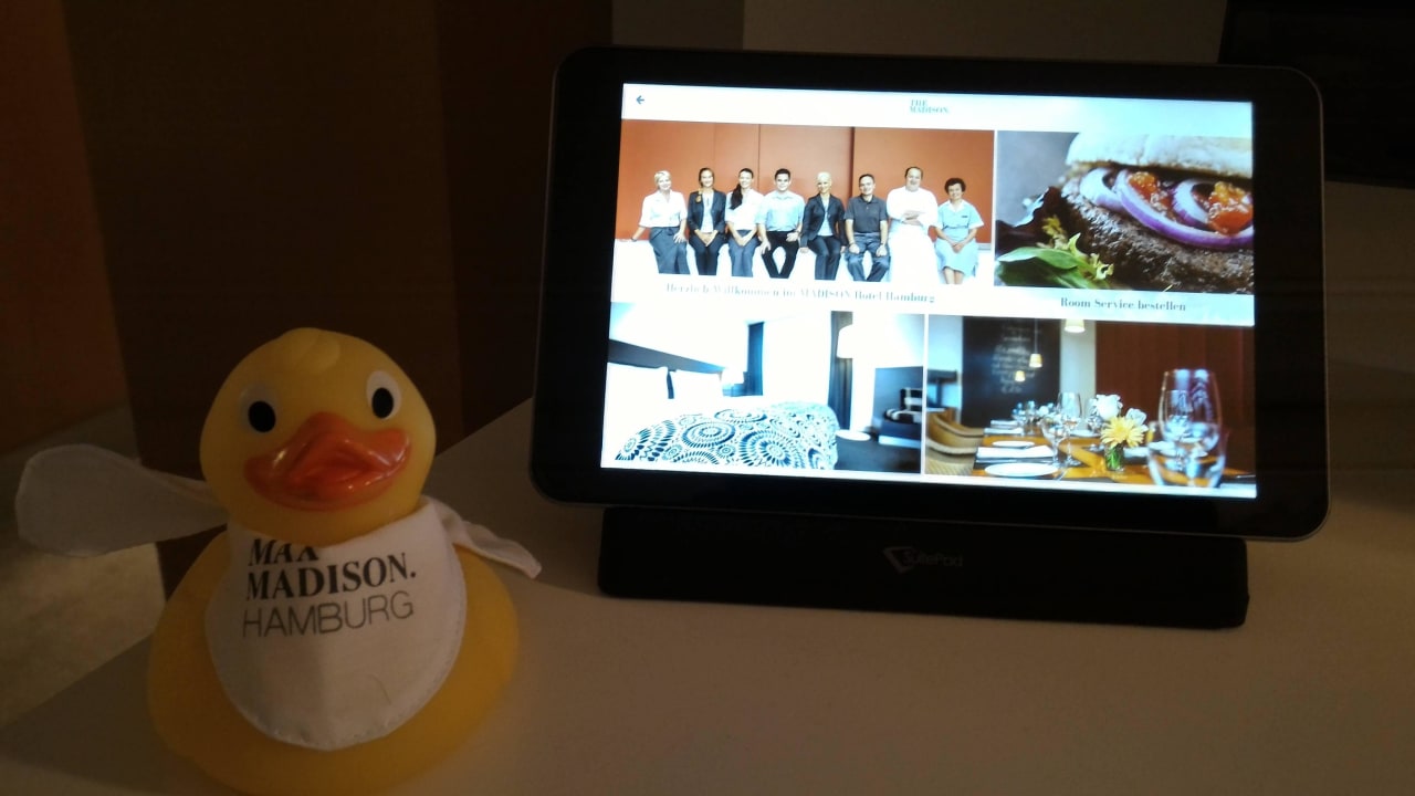 "Ein Tablet für alle Infos..." THE MADISON Hotel Hamburg (Hamburg ...