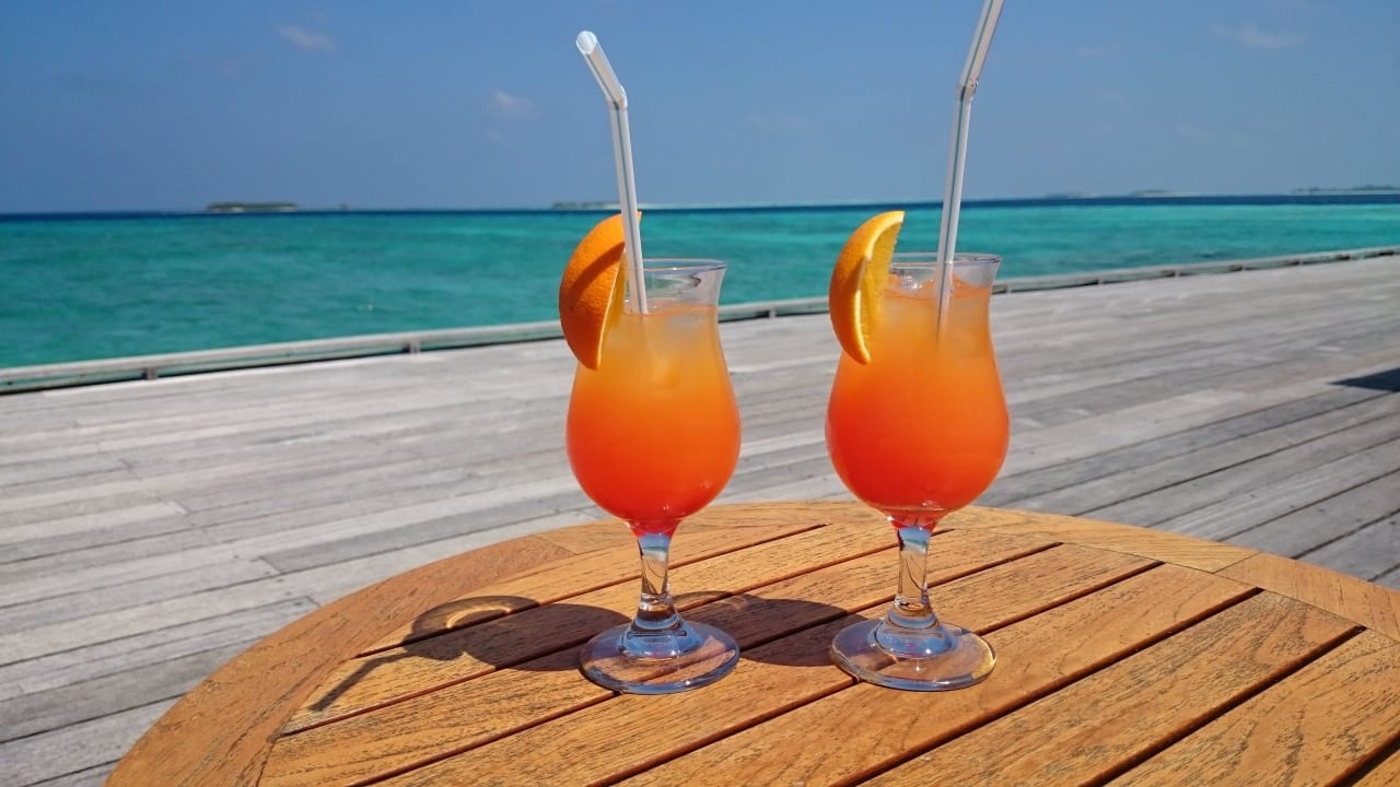 "Hmmm... lecker Cocktail i..." Kuredu Island Resort & Spa (Hinnavaru ...