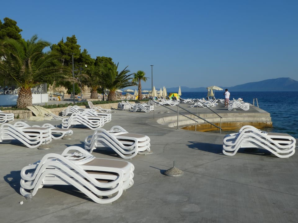 "Der Bereich(Beton) am Str..." MORENIA All Inclusive Hotel (Zaostrog ...