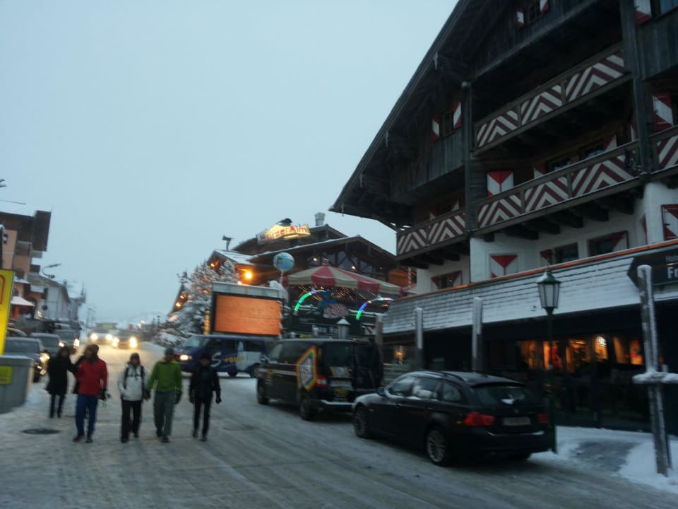 "Rechts: Frau Holle, links..." LÜ - Hotel in der Mitte (Obertauern ...