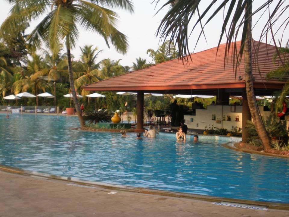 "Poolbar" The Zuri White Sands, Resort & Casino (Varca Beach ...