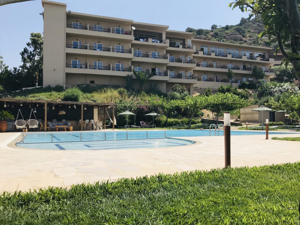 "Ausblick über den Pool un..." The Maxine Hotel (Agia Galini ...