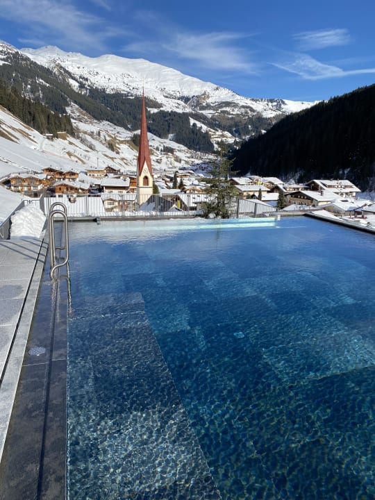 "Pool" Aktiv- & Wellnesshotel Bergfried (Tux/Zillertal) • HolidayCheck ...