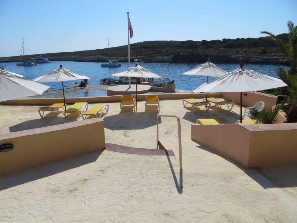 "Blick von den Liegen am P..." Comino Hotel & Bungalows (Insel Comino ...