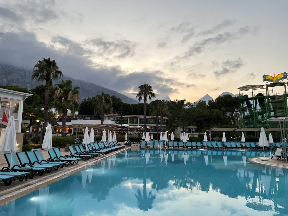 "Strand geteilt durch eine..." Crystal Flora Beach Resort (Beldibi ...