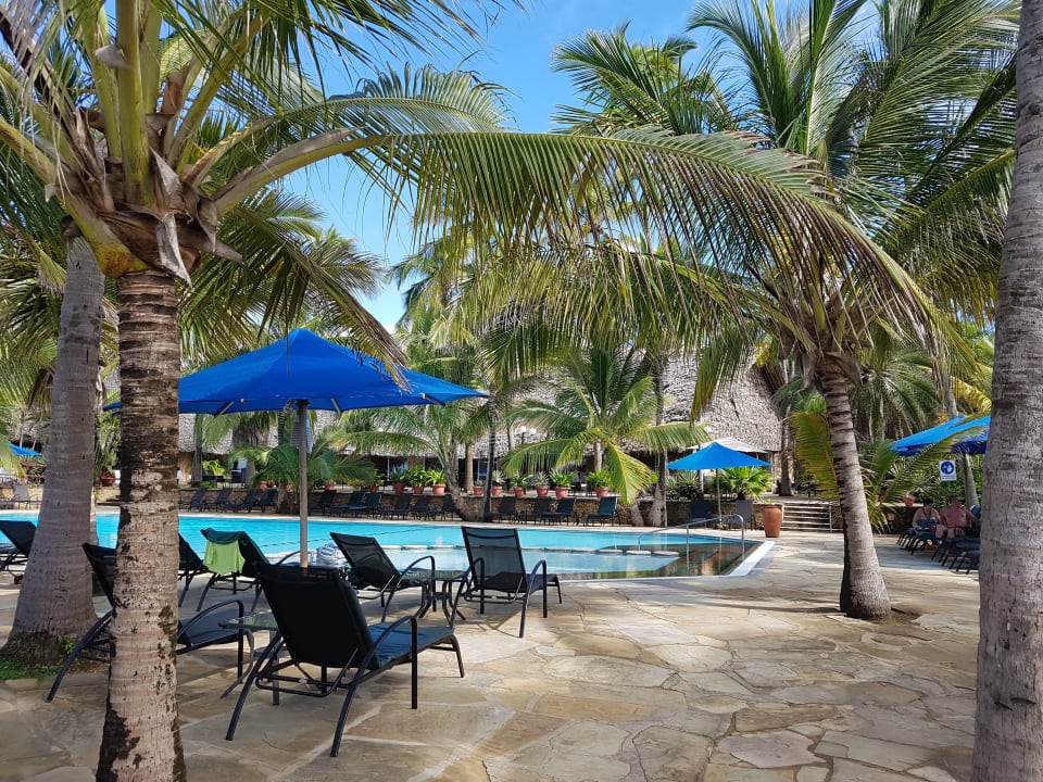 "Pool " Bahari Beach Hotel (Mombasa) • HolidayCheck (Provinz Coast | Kenia)