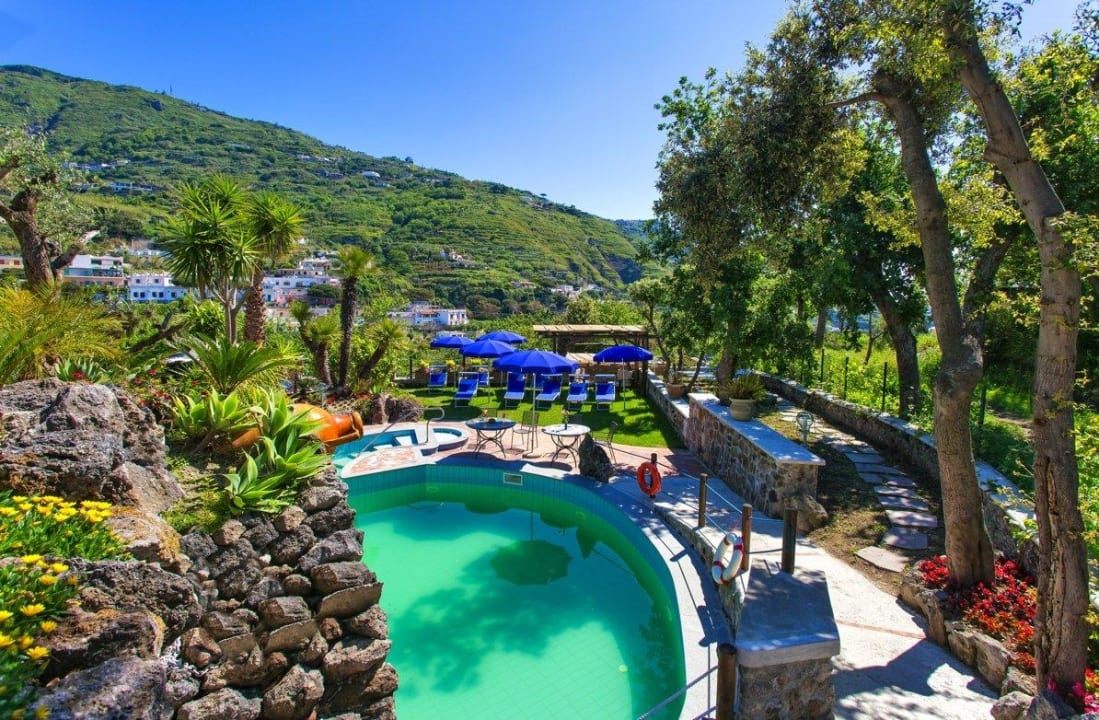 "Piscina e giardino" Hotel Belvedere (Panza [Ischia]) • HolidayCheck ...
