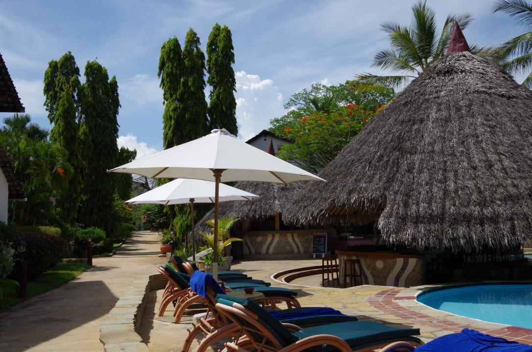 Hotel Pinewood Beach Resort & Spa (Galu Beach) • HolidayCheck (Provinz ...