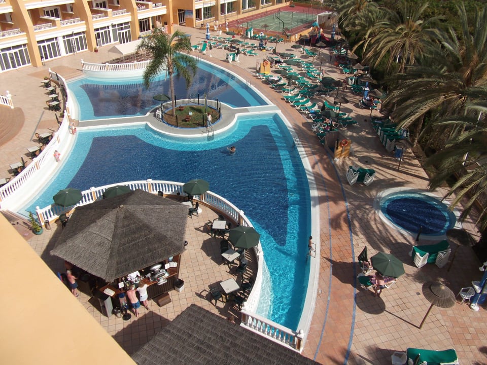 "Blick auf den Pool von un..." Chatur Playa Real Resort (Costa Adeje ...