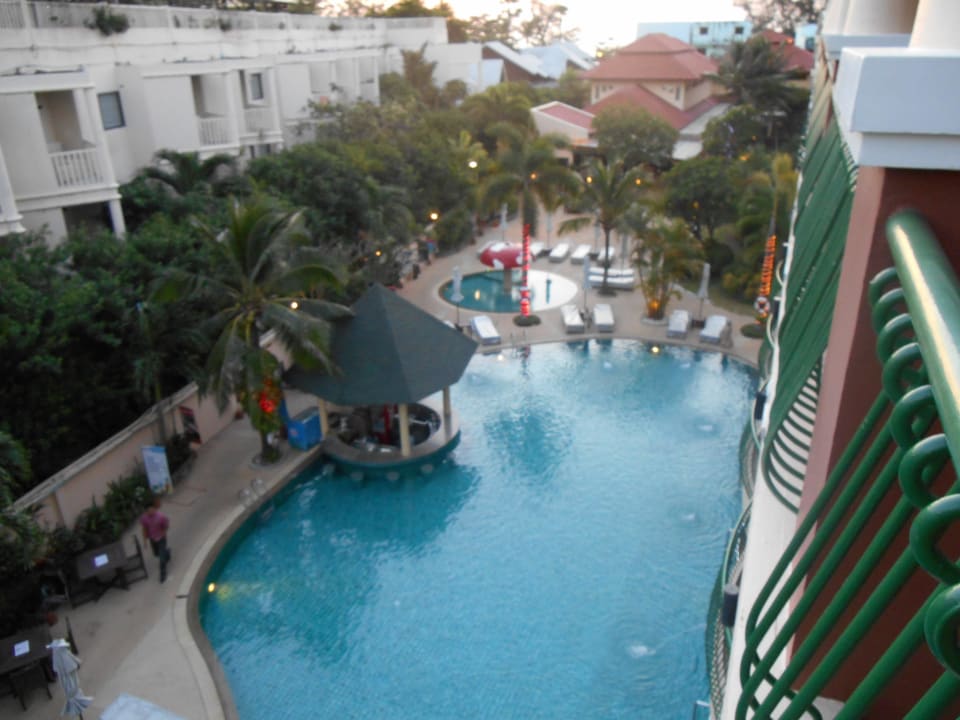 "Blick vom Balkon zum Pool" Hotel Karon Sea Sands Resort (Karon Beach ...